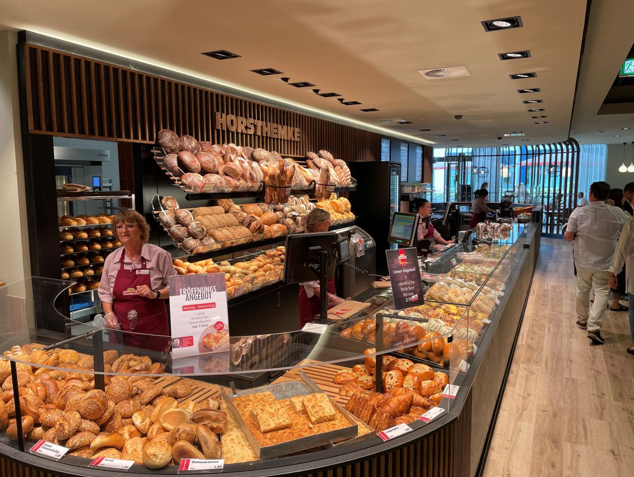 Edeka Zurheide Feine Kost in Bottrop: Design folgt Kulinarik | stores+shops