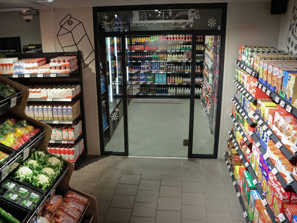 Autonom einkaufen in der „cBox" | stores+shops