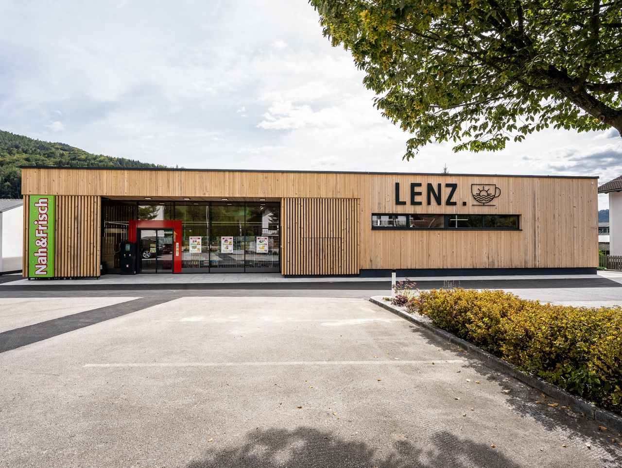 Der „Lenz“ ist da: Hybrider Smart Store im Alpenvorland | stores+shops