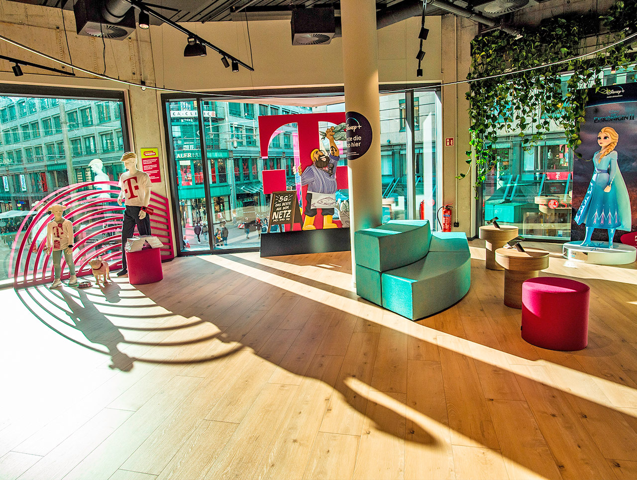 Größter Telekom-Shop Europas in Hamburg eröffnet | stores+shops