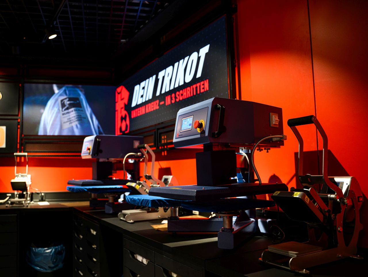 Bayer 04 Leverkusen: Hightech-Shop für Fußballfans | stores+shops