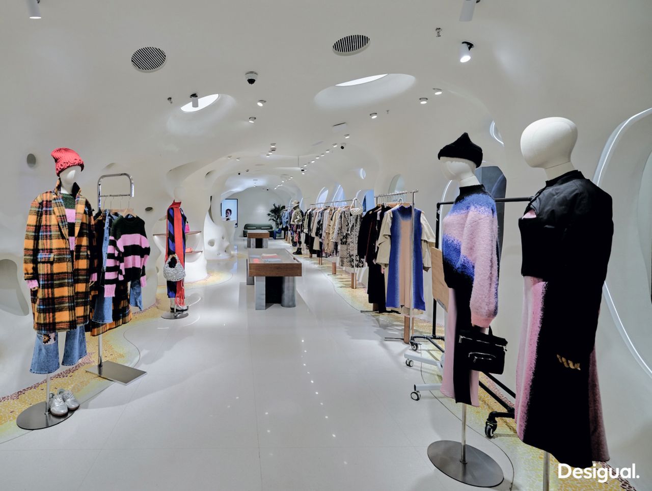 Desigual: Erster Flagship-Store in Shanghai | stores+shops