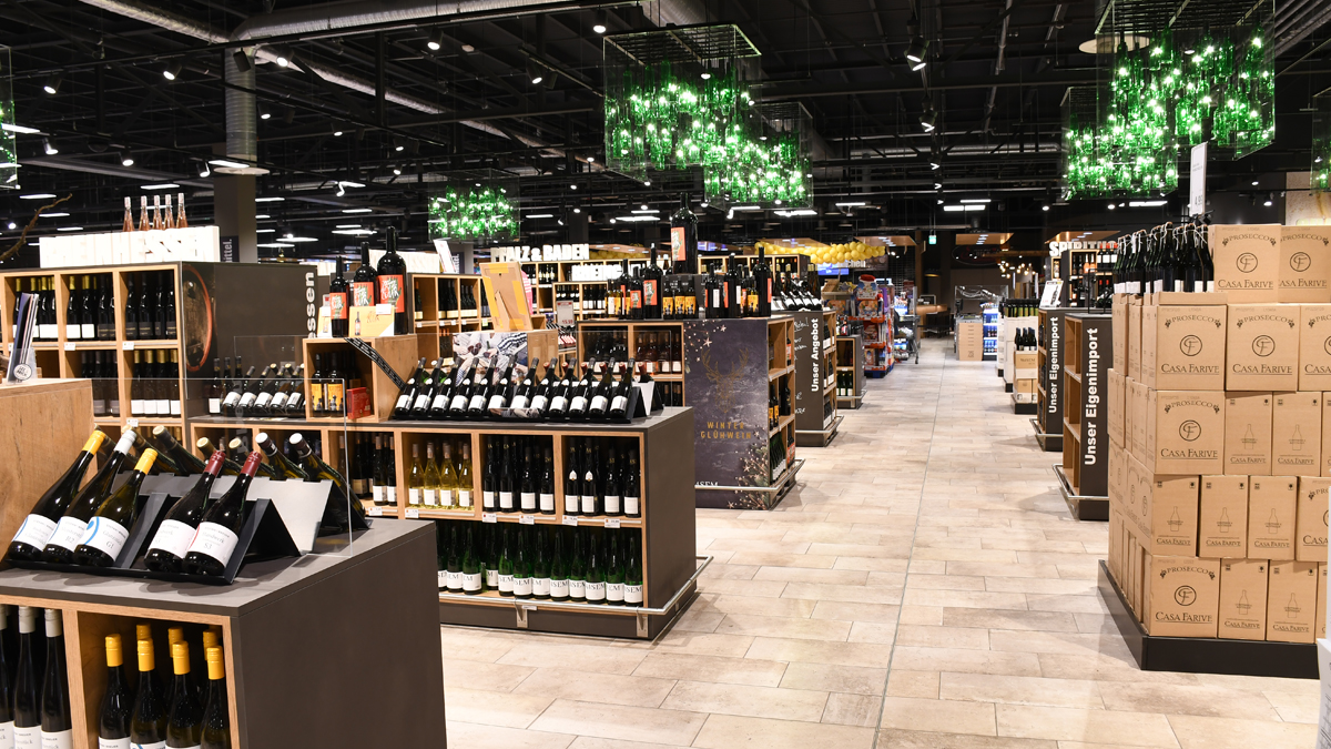 Edeka Scheck: Mega-Weinabteilung im Vinothekdesign | stores+shops