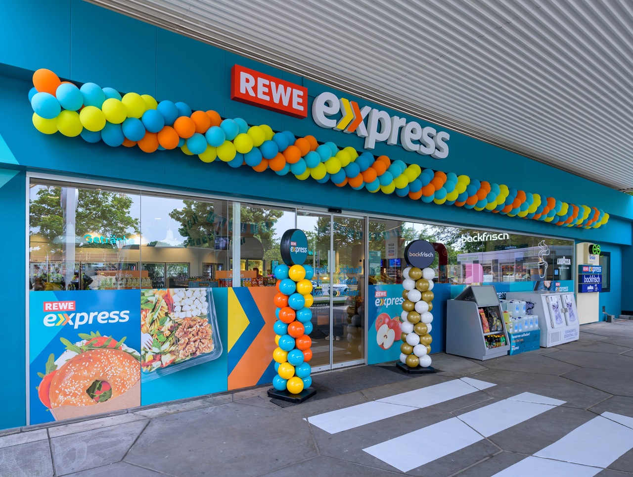 Der „Rewe Express" rollt | stores+shops