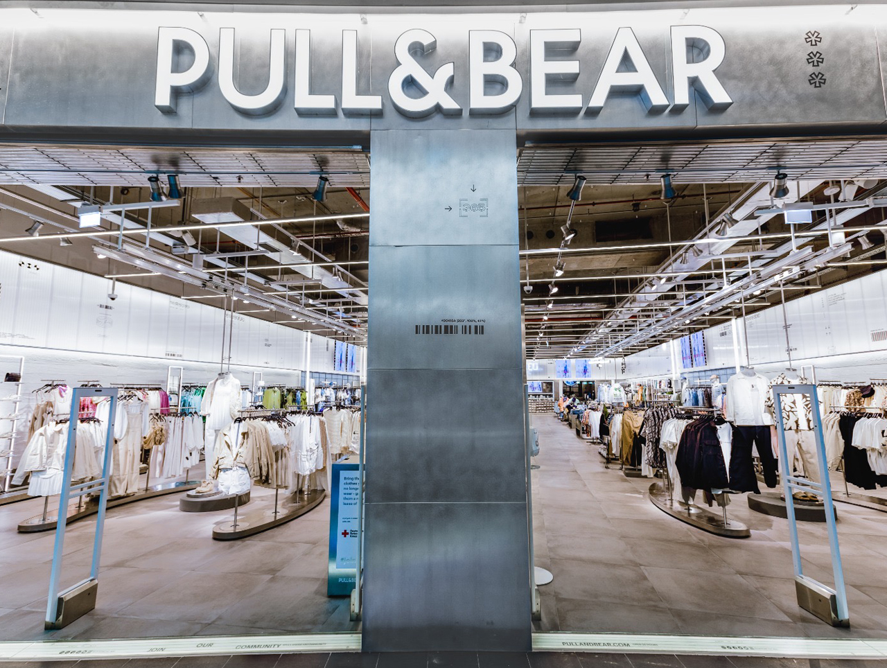 Pull & Bear mit futuristischem Image in Berlin | stores+shops