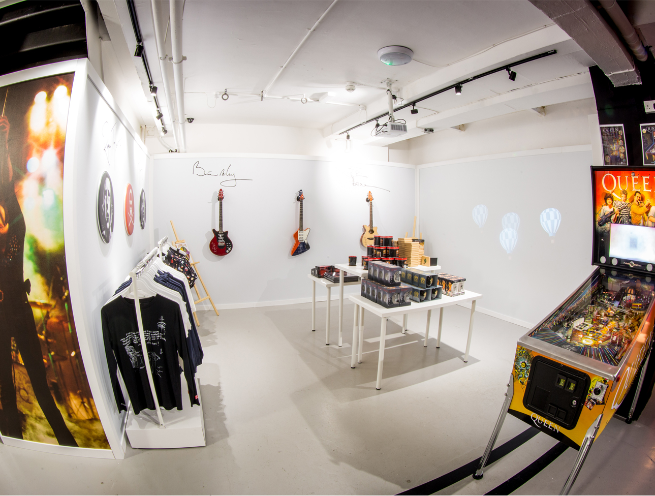 Queen Pop-up-Store: We will, we will, shop you! | stores+shops