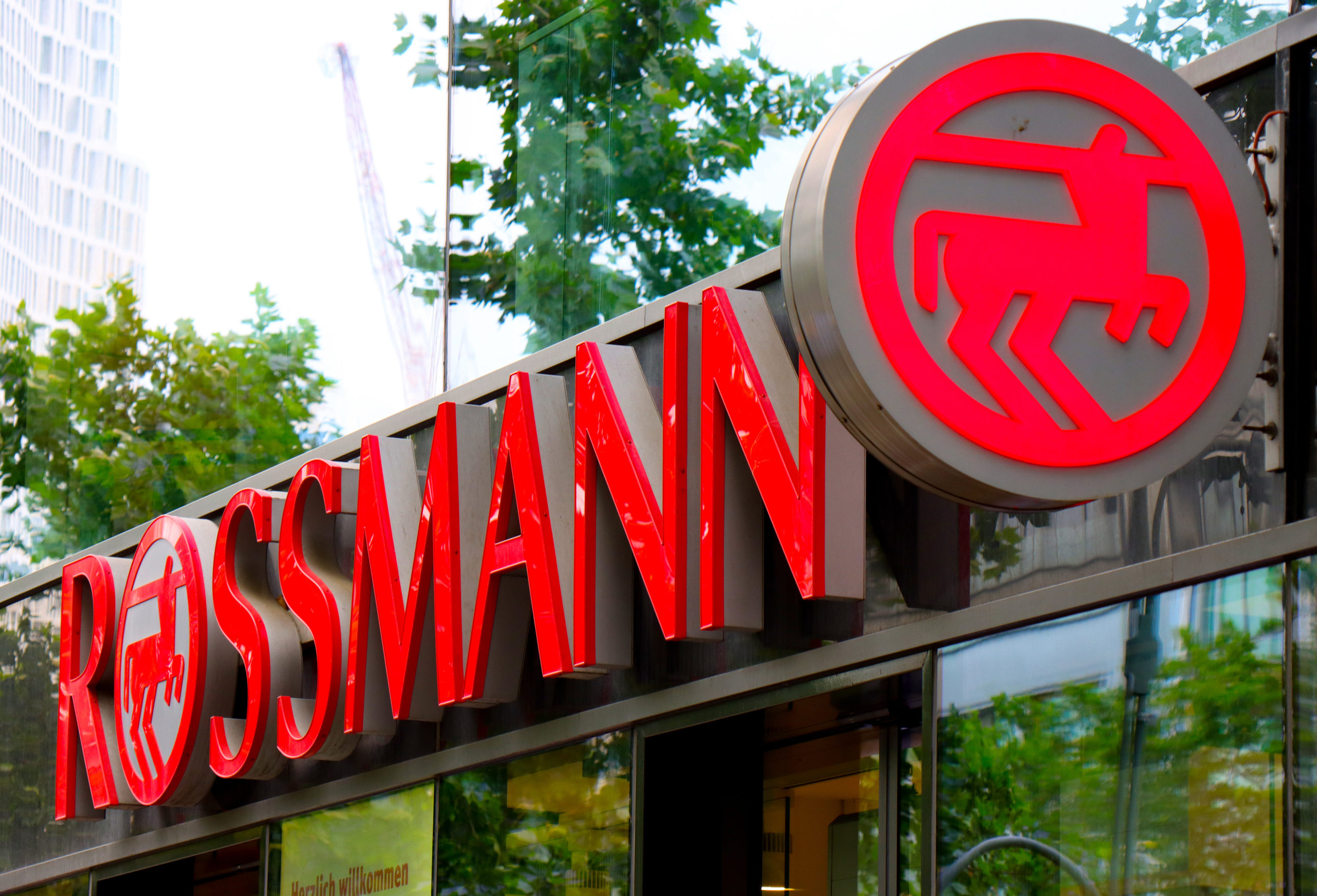 Rossmann mit starkem Wachstum 2021 | stores+shops
