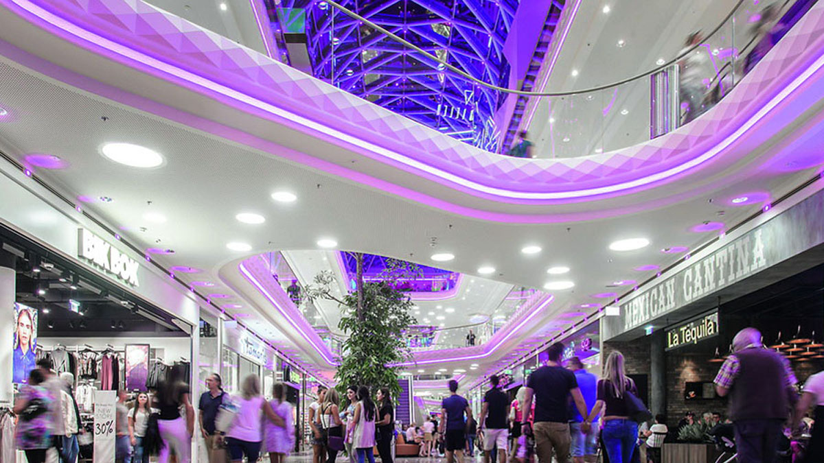 Farb- und Formenspiel im „Plus City“ in Linz | stores+shops